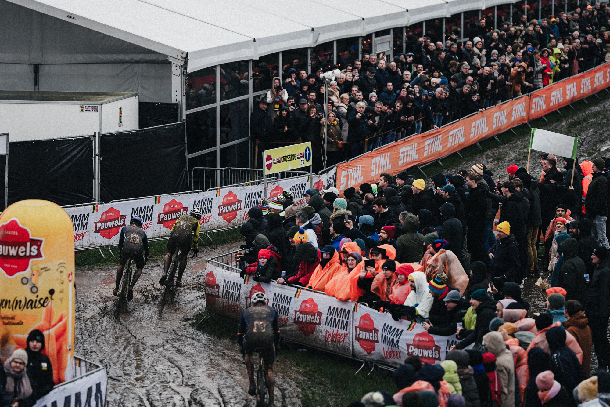 Wout van Aert maakt er een one-man show van in de modder van ...